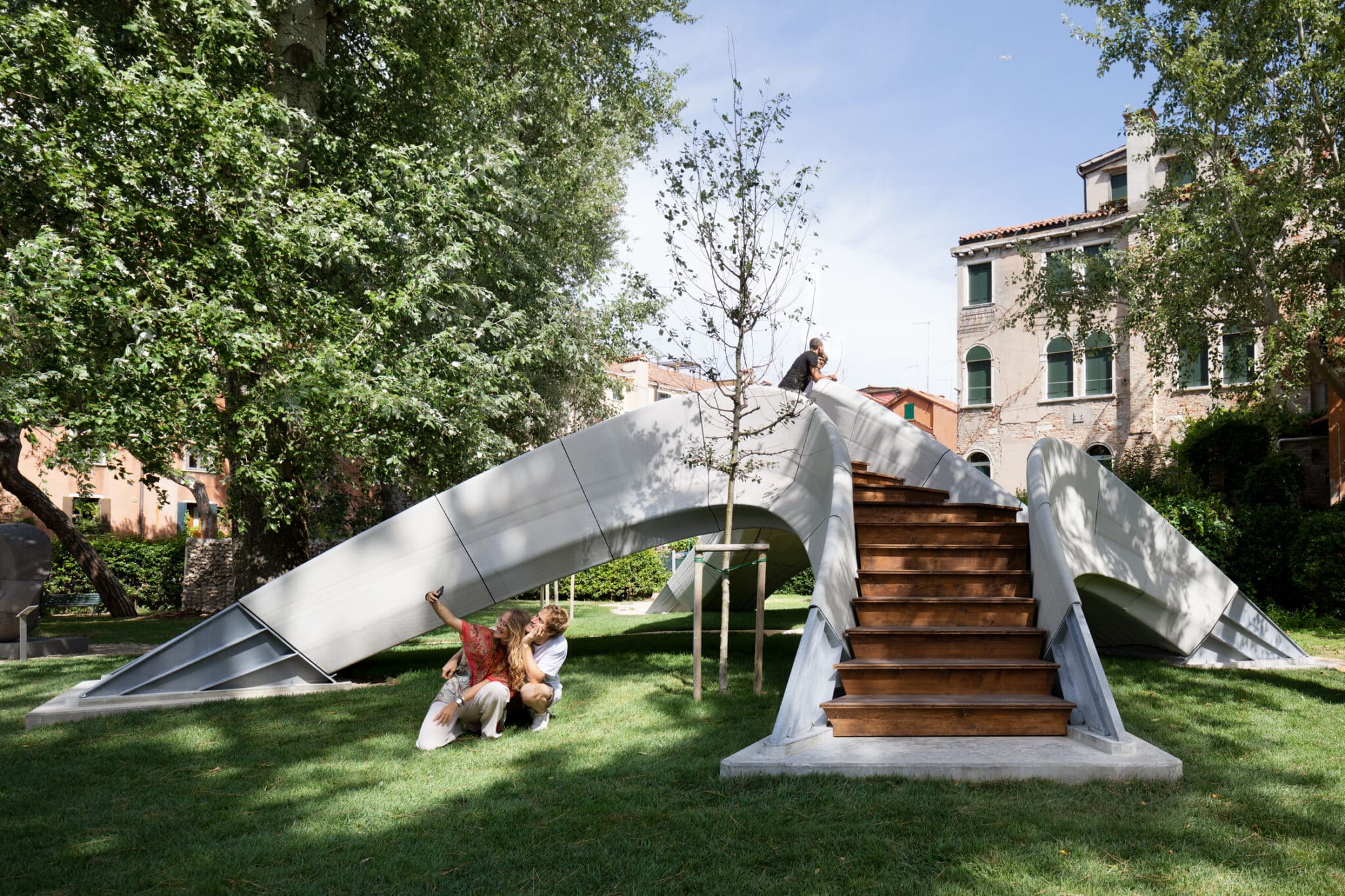 First-of-its-kind 3D concrete printed footbridge unveiled in Venice ...