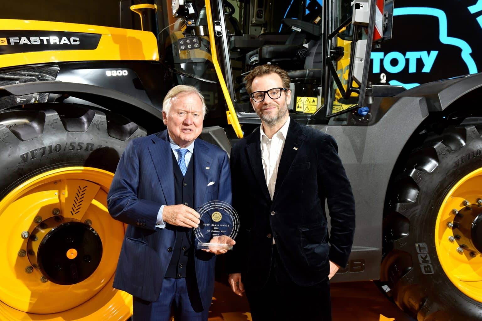 JCB wins 'Sustainable Tractor of the Year' award for all-new Fastrac ...
